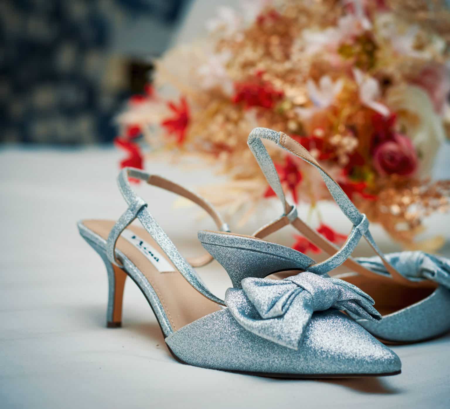 40 paires de chaussures de mariée bleues : une touche colorée